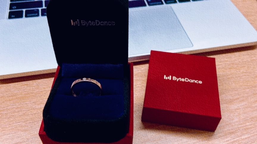 字节跳动3周年司龄礼物——18K金钻石戒指,还有鉴定证书*≧ω≦