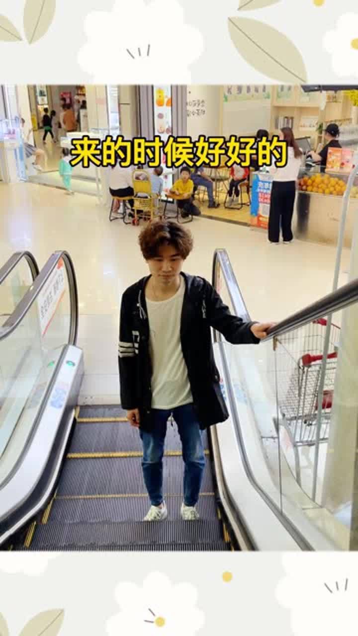 有没有人发现扶手的速度比电梯快?迷惑行为大赏 今日迷惑行为