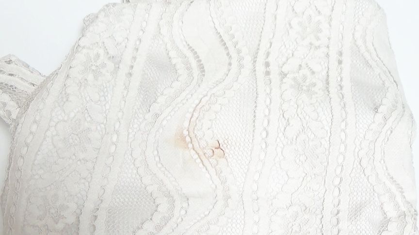 白色衣服上沾有血渍,加点它搓一搓,就能轻轻松松洗干净