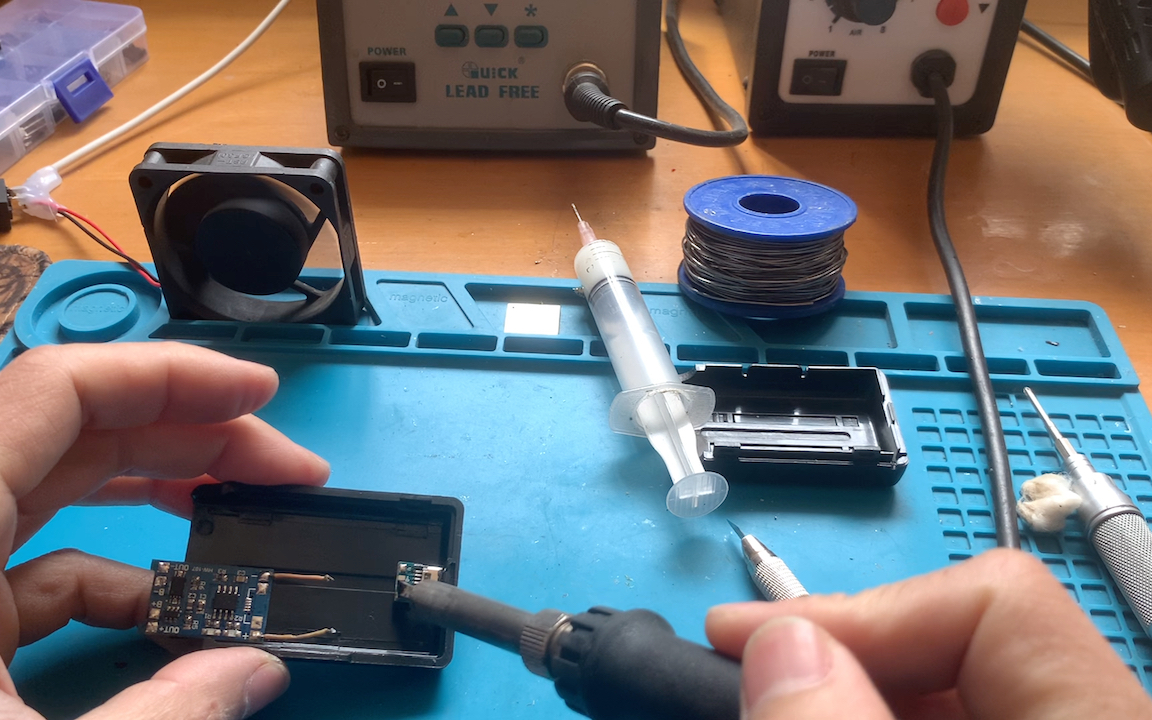 带灯放大镜用的纽扣电池太不劲用了 那咱就来改成充电的 内置锂电池...