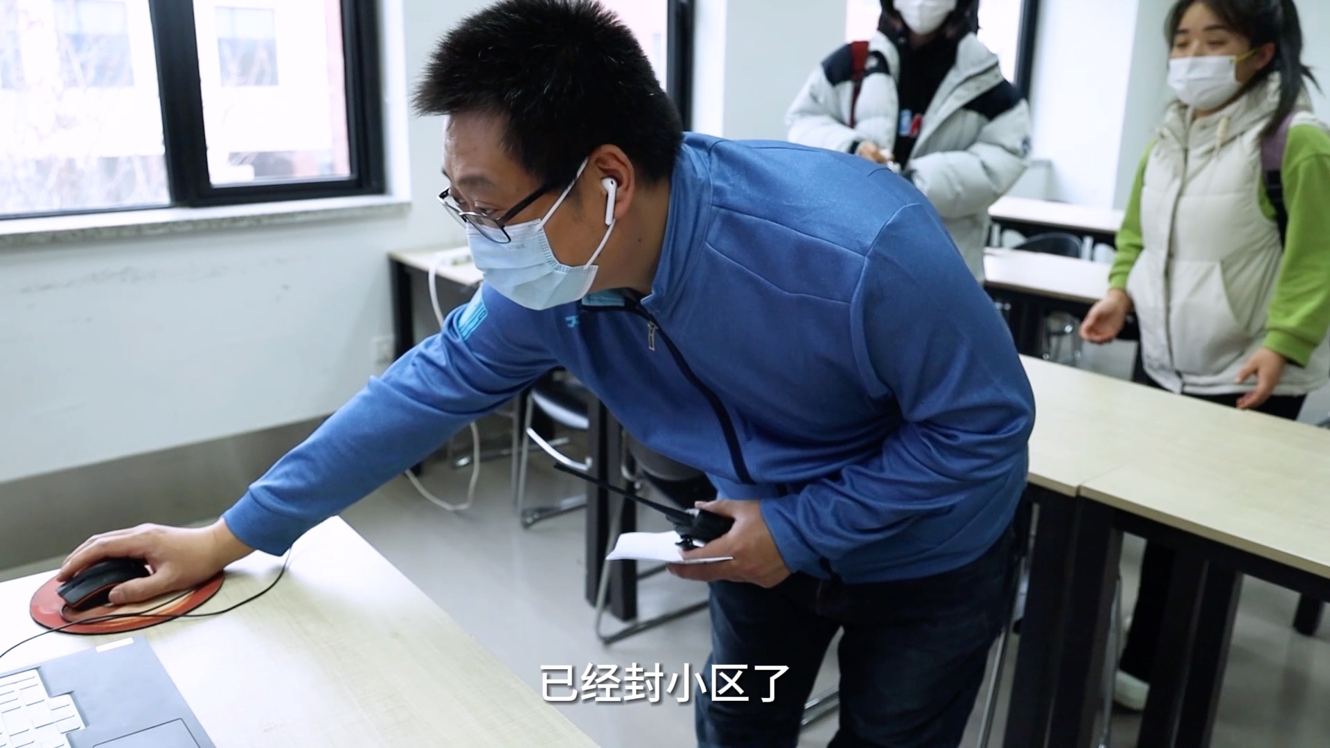 欧亚艾德学生拍摄纪录片 记录留校老师的一天