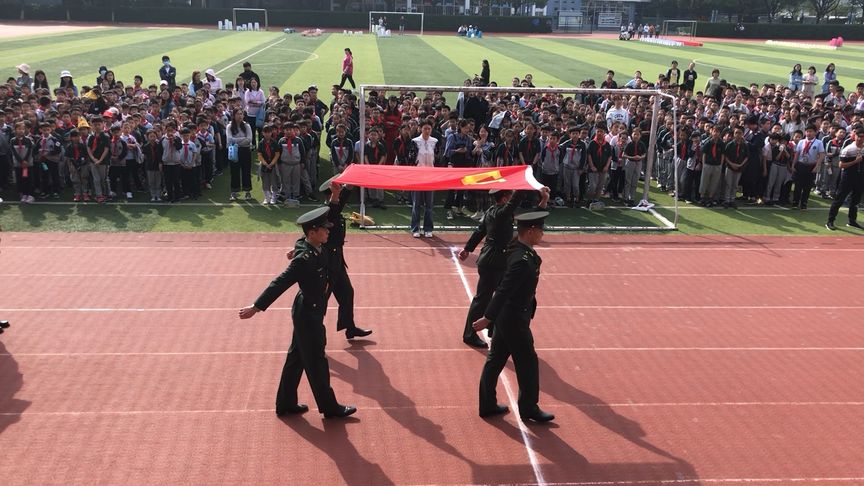 你们的学校有这种庄严肃穆的升国旗仪式吗?我们都是长在红旗下!