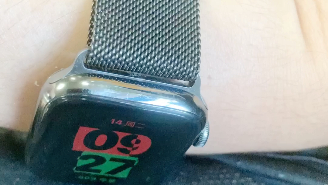 iwatch 不锈钢表带,容易产生划痕。还是赶紧买个硅胶表带吧哈哈。