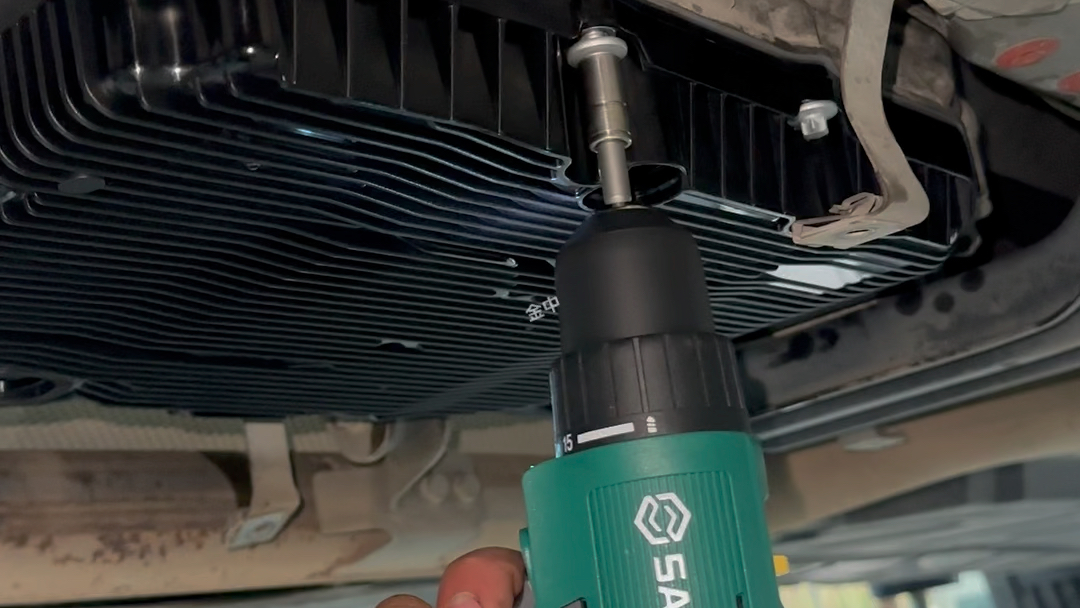 奔驰9速变速箱油更换 第一次不放变矩器的油 以后每次都要进行更换 ...