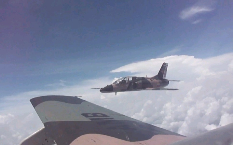 【军事】委内瑞拉空军K-8W教练机编队飞行