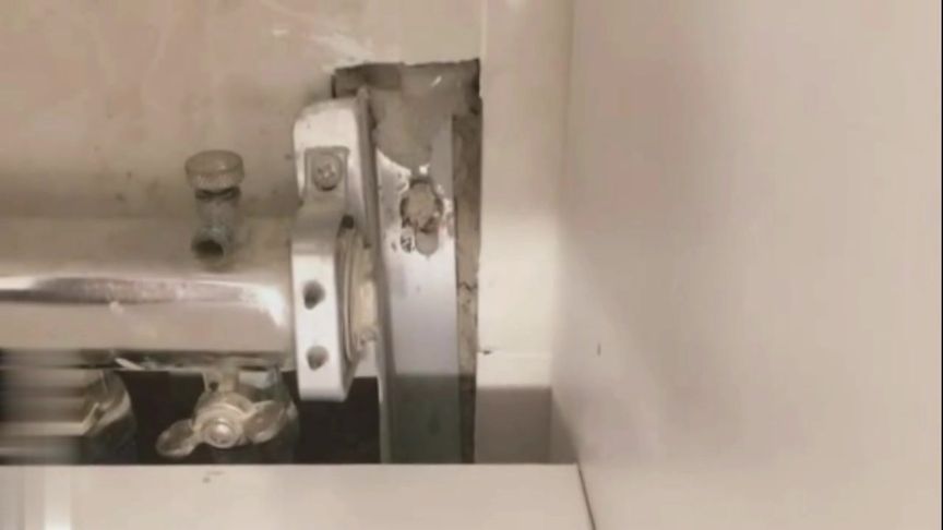 马上要供暖了,地暖分水器排水末端不建议自己打开安阀门排气!