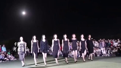 学姐们为新生表演走秀,现场尖叫声一片,比招生简章都好用