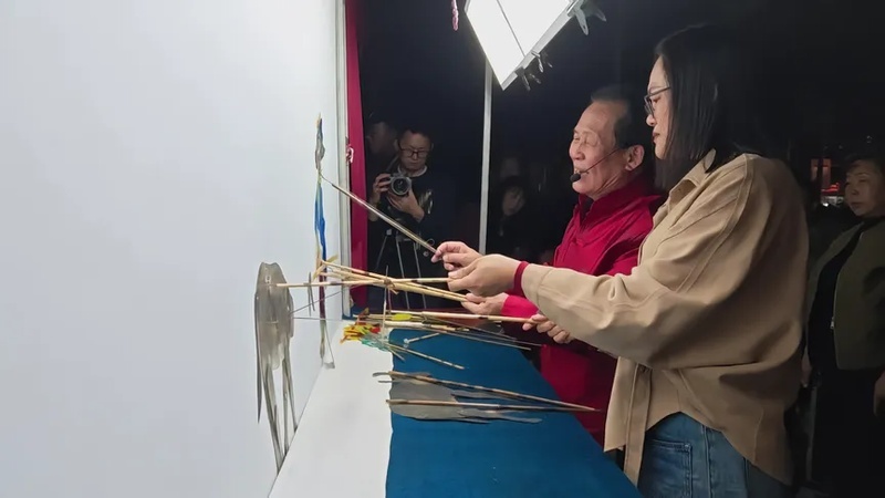 皮影大师秦礼刚父女同台表演皮影戏