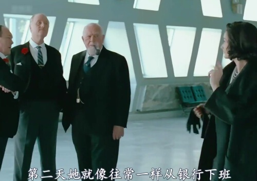 银行女高管将钻石镶在指甲里盗窃,怎料还没出门就被抓现行 (1