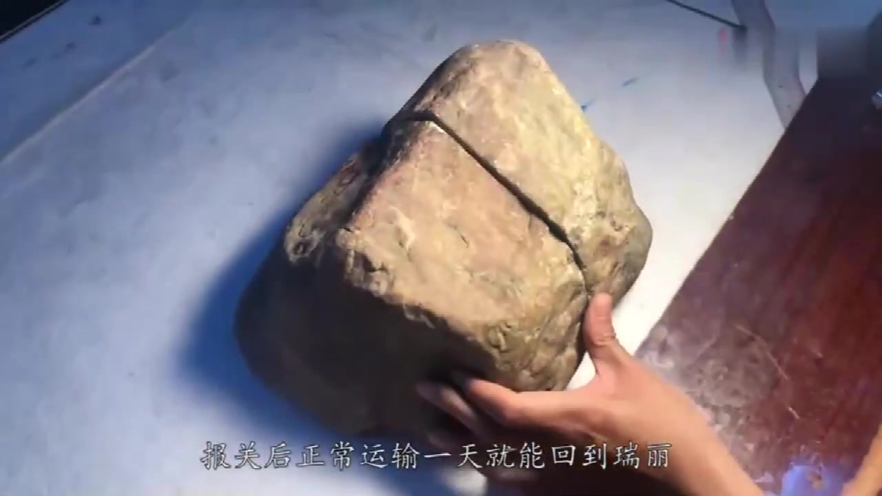 赌石现场,阳绿色带绕一圈的翡翠原石切割手镯过程太刺激了!