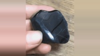 墨翠讲解 墨翠要看黑度要够, 油性要足, 打灯看色要阳, 要正, 干净, 无棉