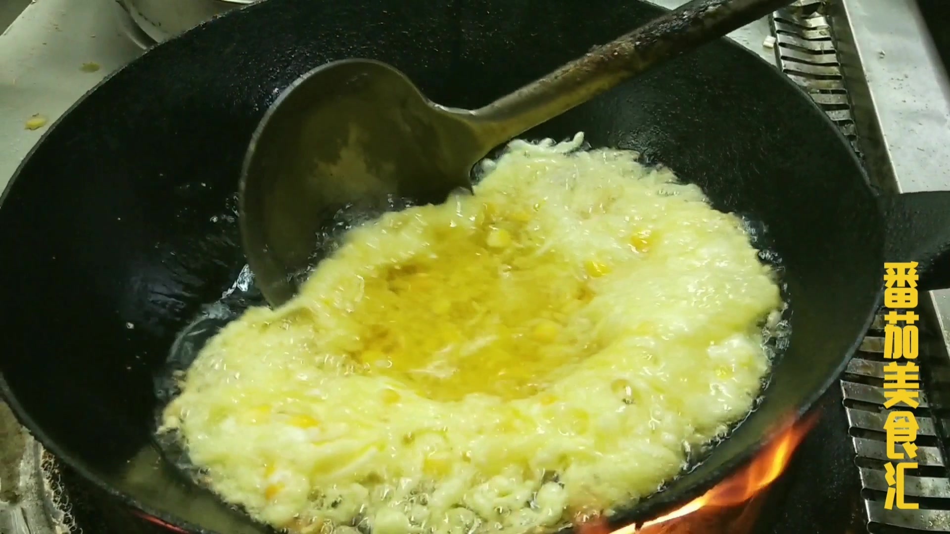 大厨分享金丝玉米粒的正确做法,色泽金黄,滑嫩润口,一点都不腻