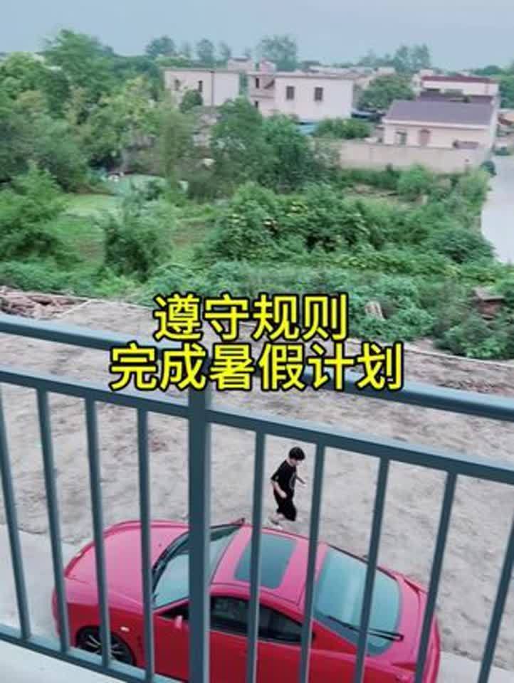 ...床单被子都整理好好的没人 桌子上放着孩子 暑假时间定制的计划表…...