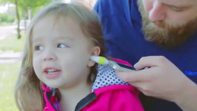 手机新用法?配上温度计,用手机测体温,大人小孩都能用