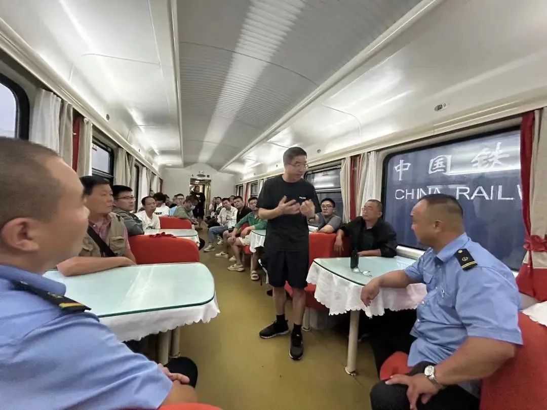 平安撤离!K1178列车上的警大教师就地成立应急组 全车人员滞留72...