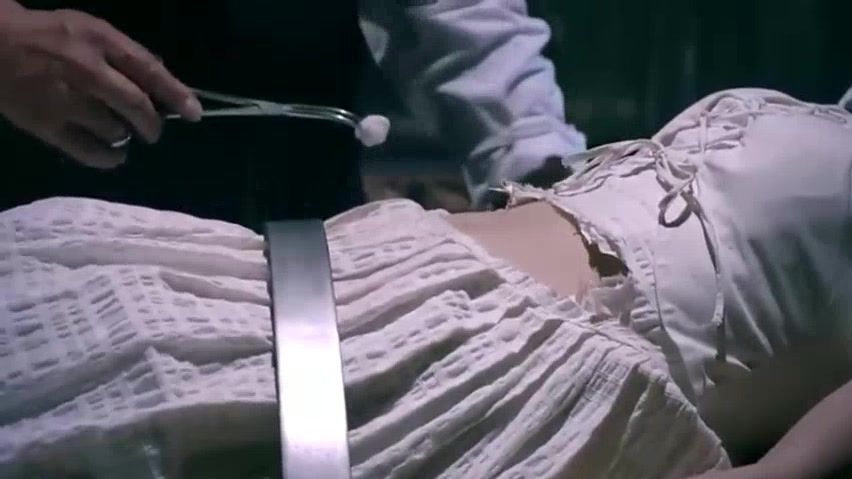 美女被绑在手术台上,变态狂竟要对她动手,美女一脸慌