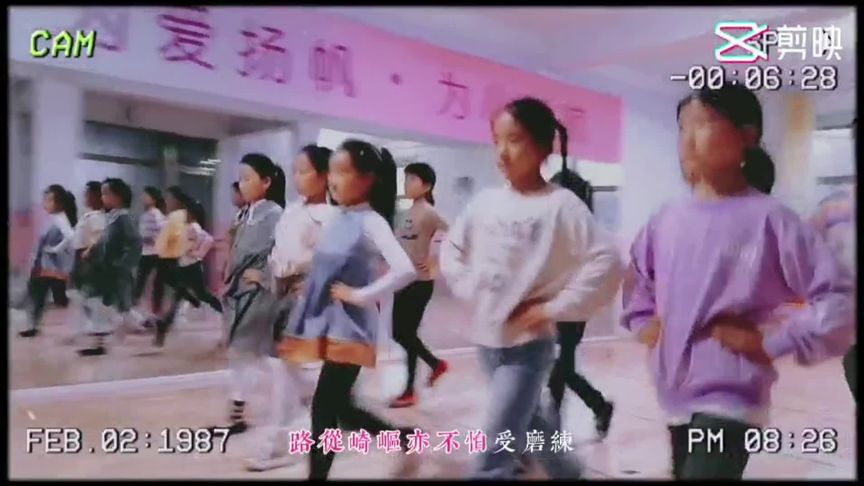 少儿模特的教学课程会针对孩子的端肩、驼背、以及螺旋腿