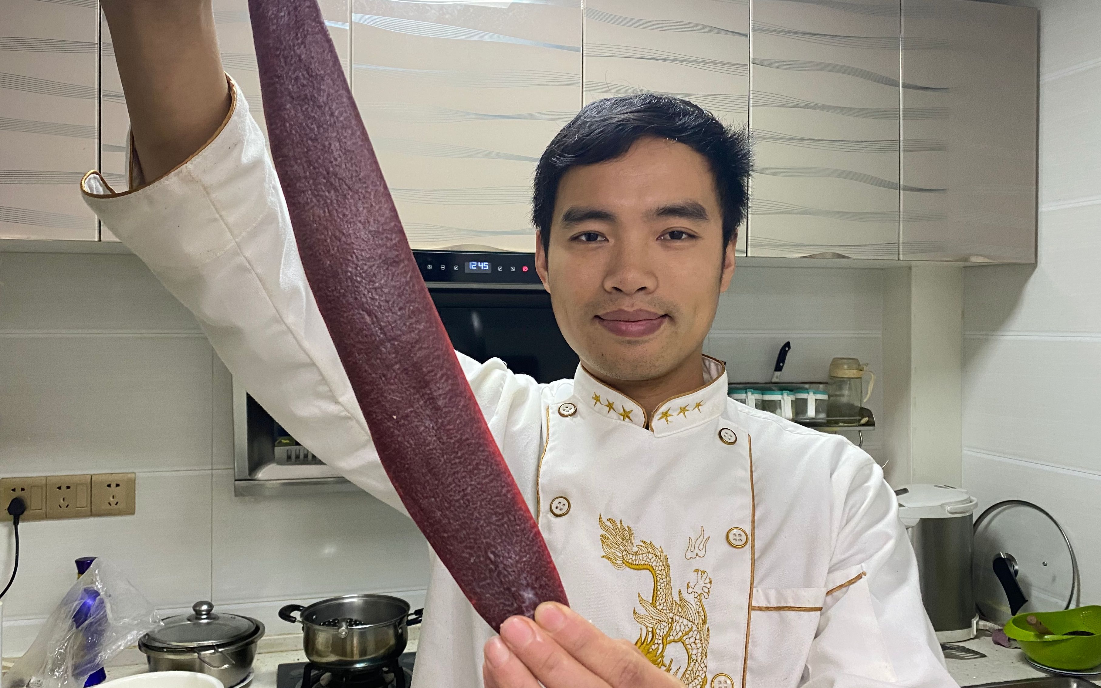 “猪连体”也就是猪的胰腺,2元1根炒一盘,比猪肝好吃,还实惠!