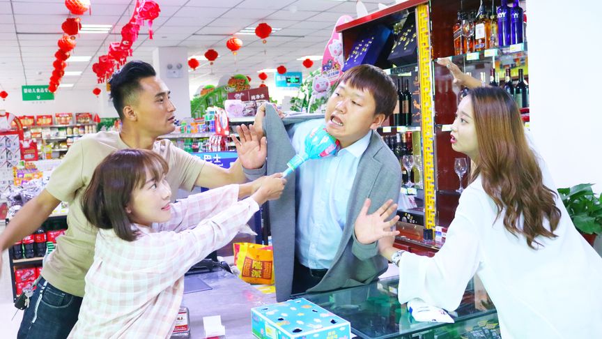 顾客总是赊帐,超市老板给每个人设置了信用额度,太有趣了