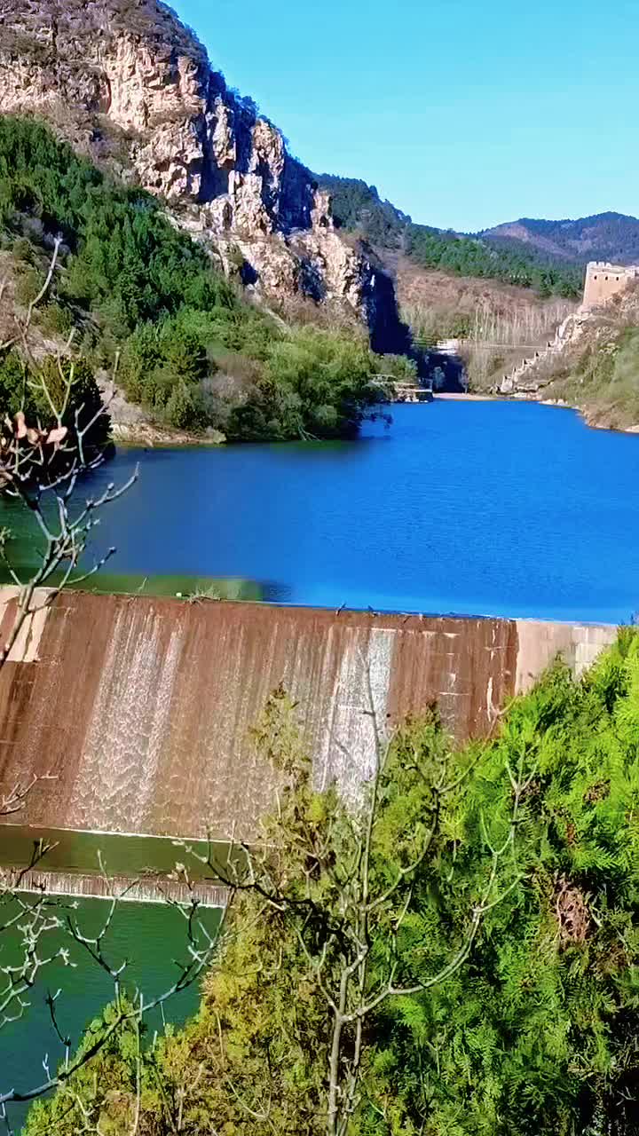 还在挤破头去外省打卡?ߤ�密云天池直接封神!ߒ� 碧水如镜倒映蓝天...