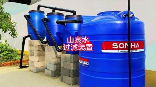 小伙利用几个塑料桶给老丈人制作了一款水过滤装置水清澈透明!