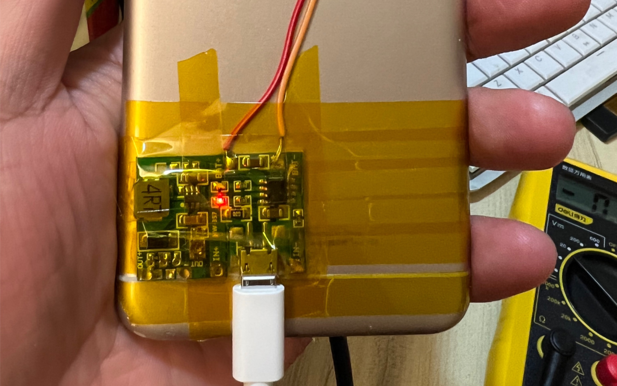 旧手机电池外接充电板做桌面时钟