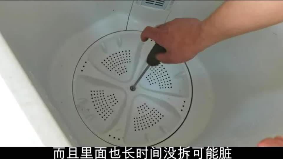家里老式洗衣机突然有异响,拆开发现有硬币顺便清洗一次