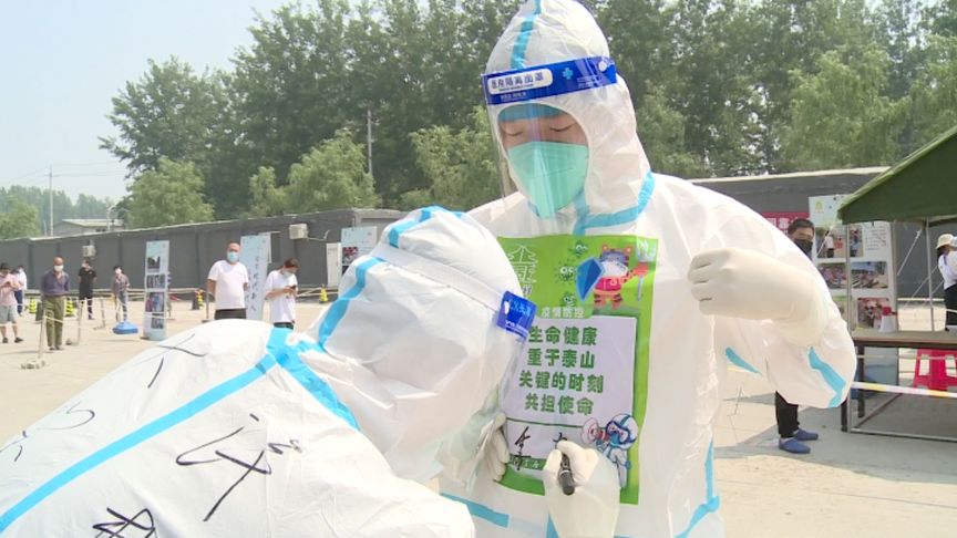 防疫创意标语再升级!抗疫“信心贴” 成为防疫一线行走的宣传栏