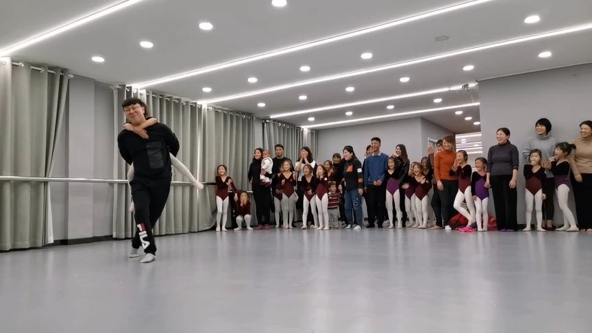 秀丽首次参加孩子模特走秀,家长们走秀笨拙动作让人不忍直视