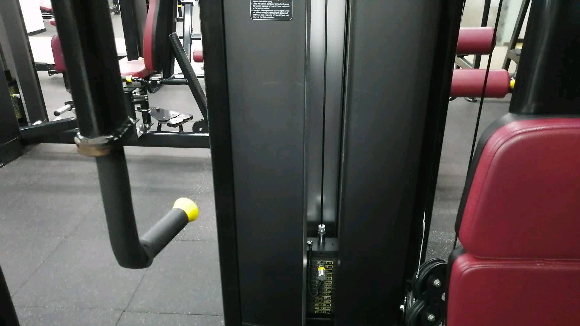 晚上他来健身房锻炼,给大家介绍一款锻炼胸肌的器材