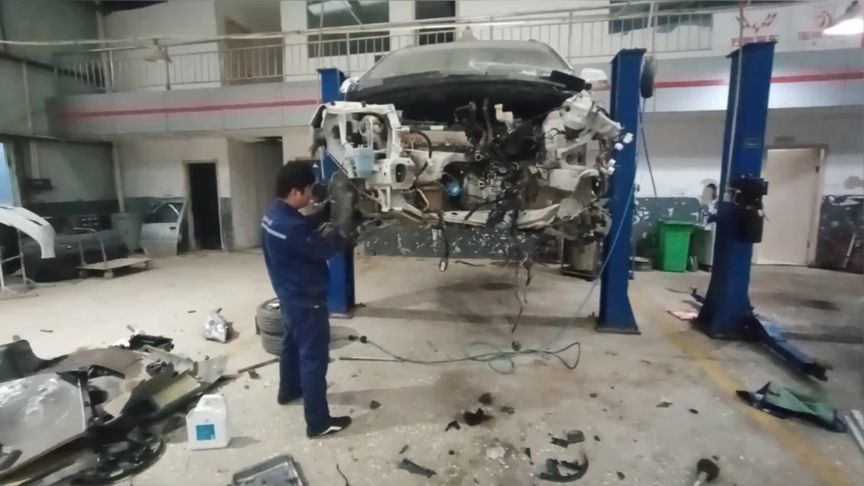 来维修钣金喷漆的客户可多,这辆五菱宝骏钣金喷漆维修下来多少钱