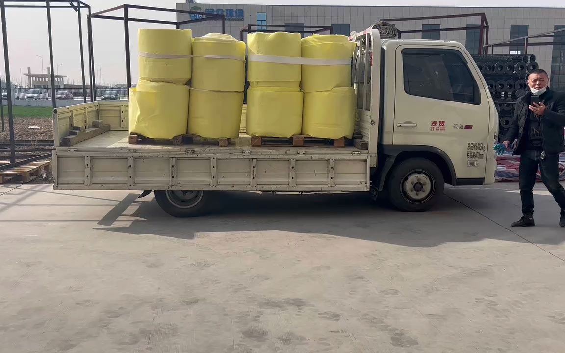 江苏鑫泉环保材料有限公司亚克力滤袋生产中