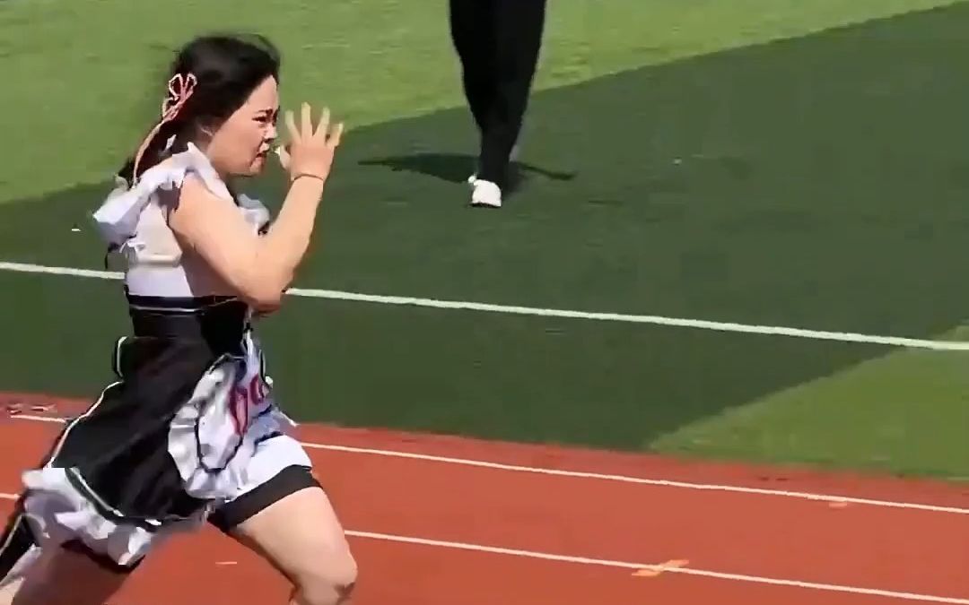 飒翻全场!高校运动会上女子4*100米接力赛决赛,女生身穿裙子逆袭跑...