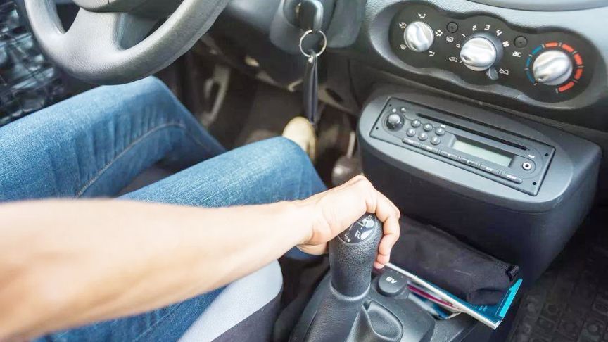 手动挡车一挡起步慢,猛踩油门车才动,做这项操作即可解决