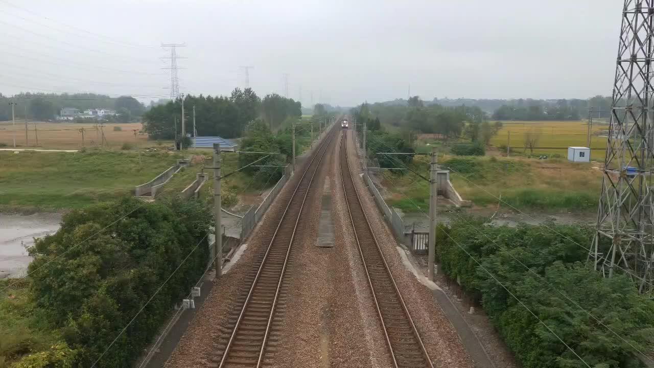 #火车 京沪线上唯一的内燃特快T236(昆山-重庆西)通过