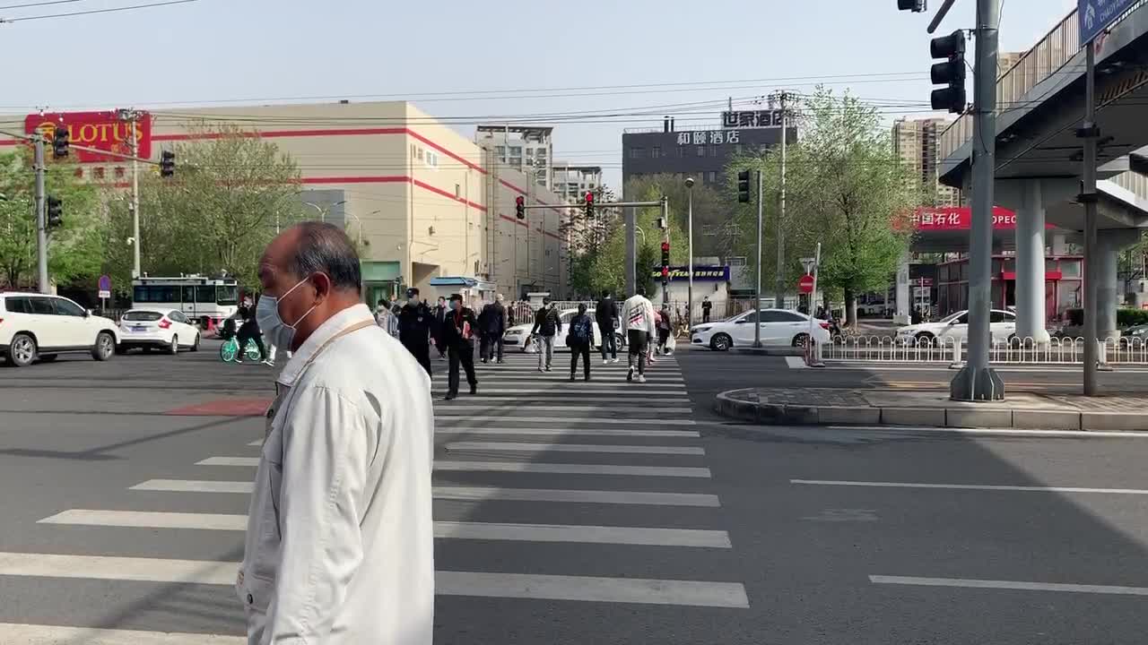 让我们都自觉遵守交通规则,珍惜自己生命!