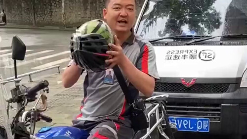 小伙子实力演绎不戴头盔的坏处