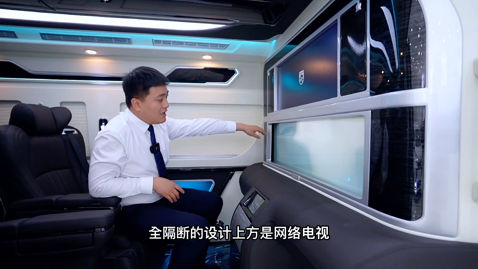2022款丰田海狮7座商务车 皇冠威尔法版