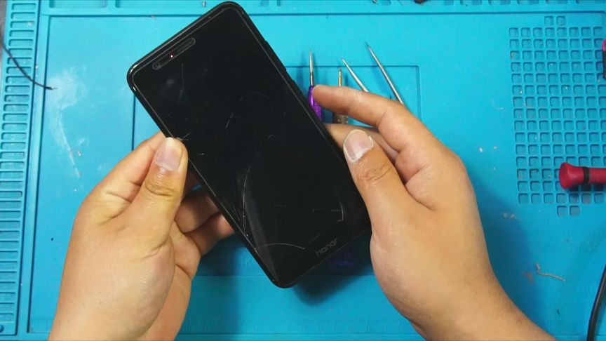 淘来一台华为手机开机测试屏幕碎了,换一个屏幕,完美复活