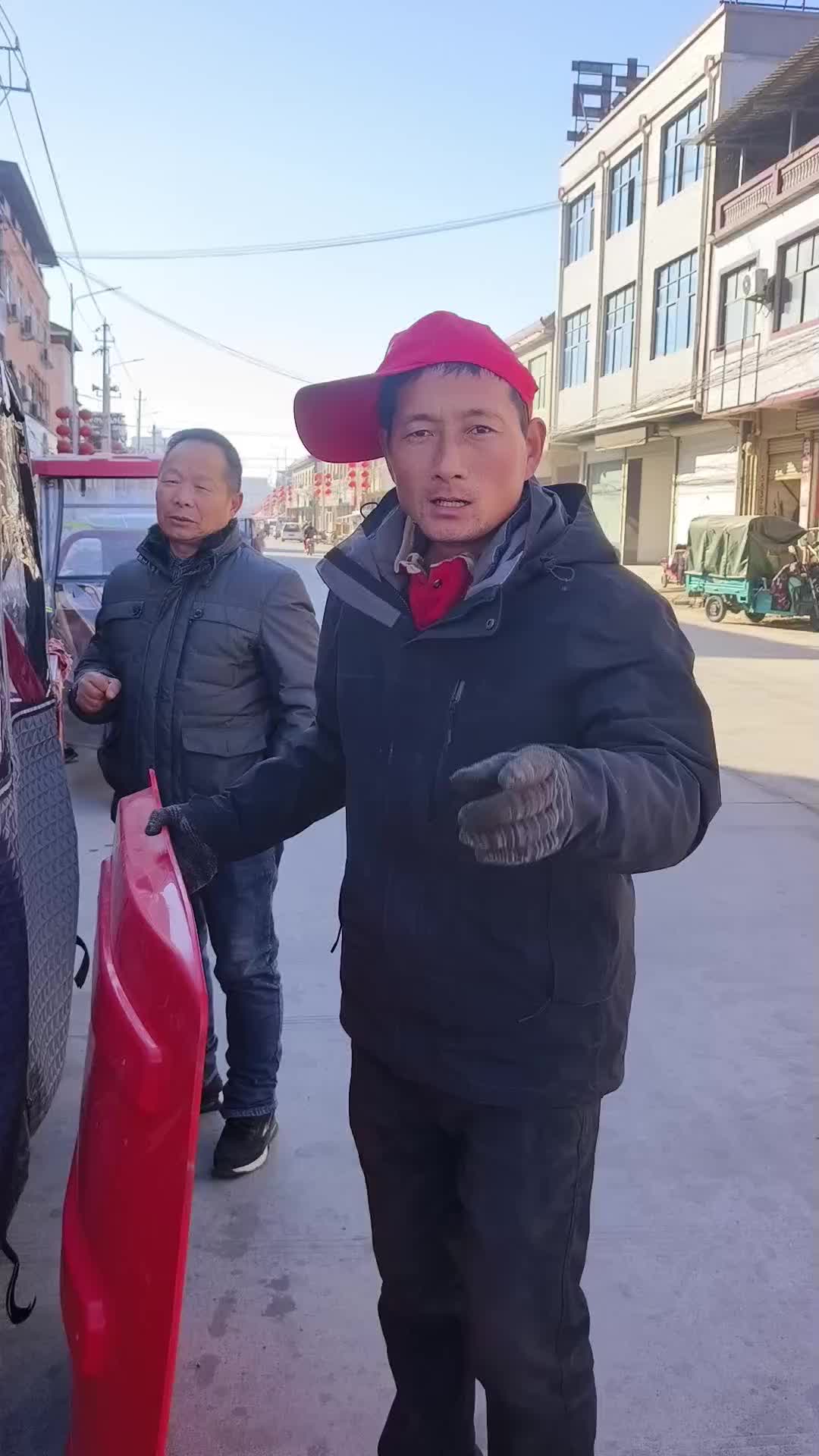 天慢慢冷了,安装电动三轮车棚后边不用安装,拉孩子上学前面保暖。