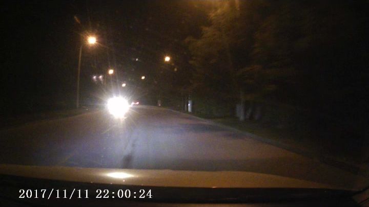 女司机这样开夜车,乱开雨刮器,瞬间车速提到80,还说太慢了