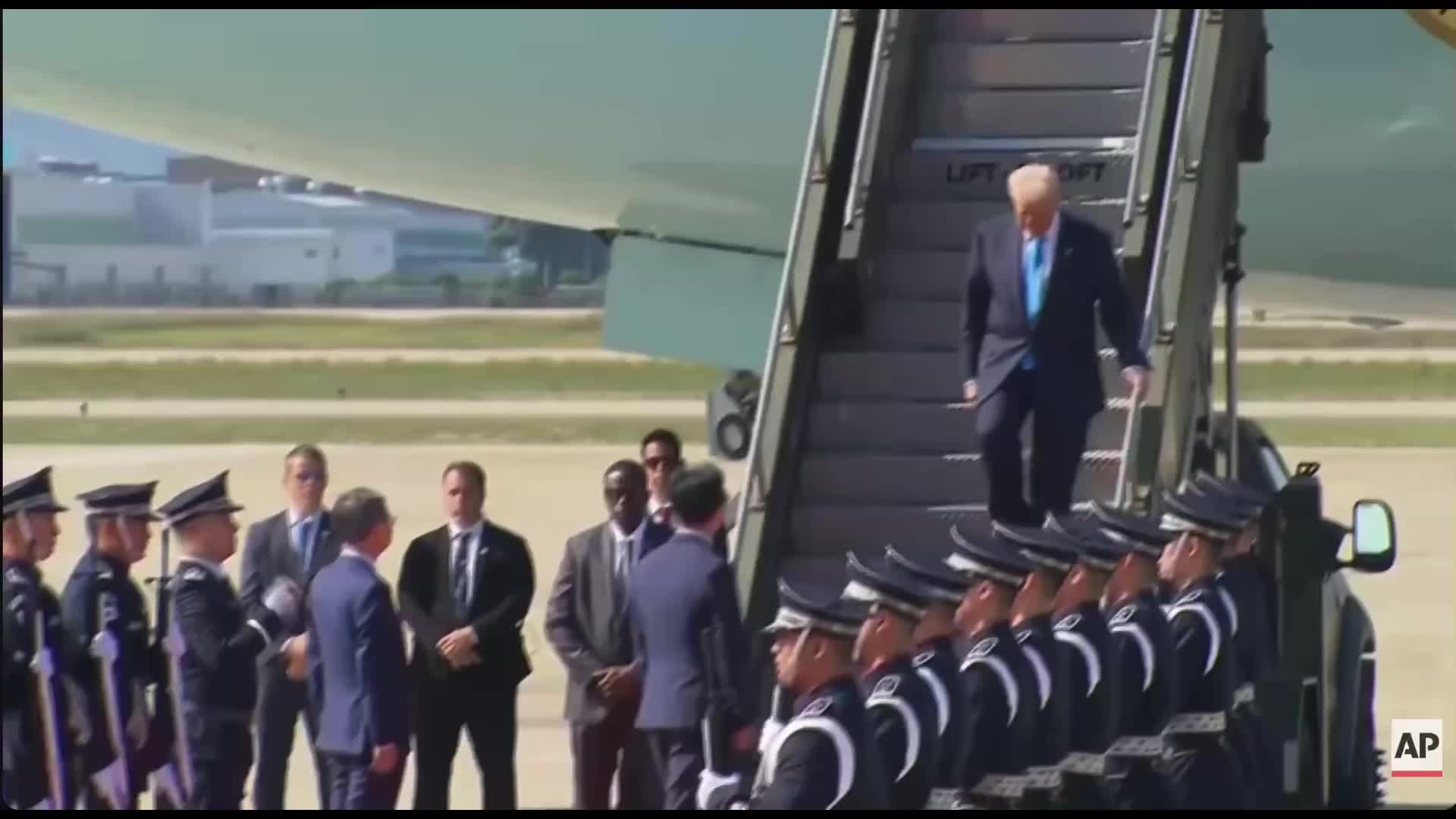 特朗普抵达韩国转乘直升机前往亚太经合会议举办地 特朗普乘坐空军...