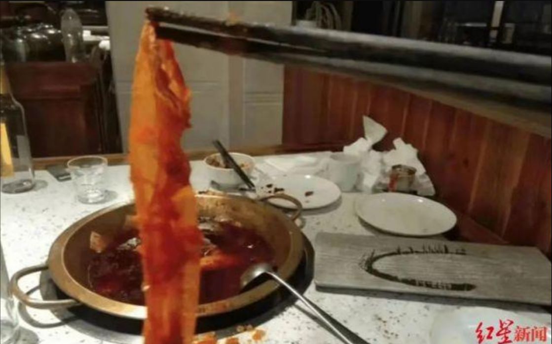 警方通报男子火锅里吃出避孕套:当事人将事先购置的避孕套放入锅中,...