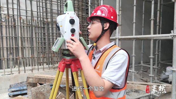 果然视频|济南地铁测绘员:99年小伙用测绘仪"瞄"向百年工程