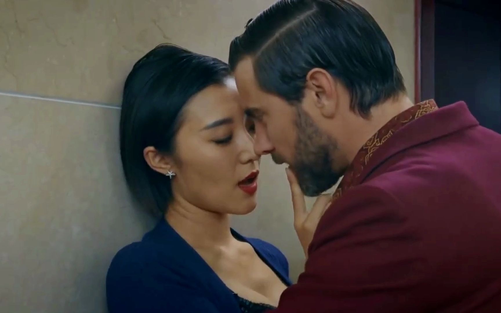 美女性感身材合集,房程程和老外跳舞这段,亮点十足!