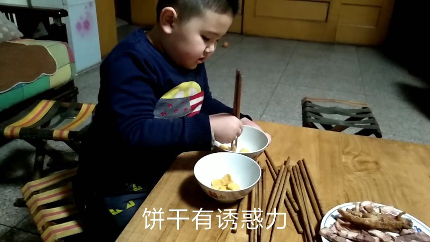 用这个方法教五周岁孩子学习使用筷子,有诱惑力,挺好