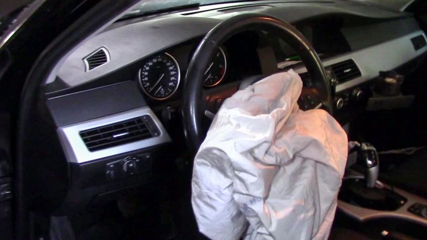 宝马安全气囊和蓄电池接线柱故障更换修复