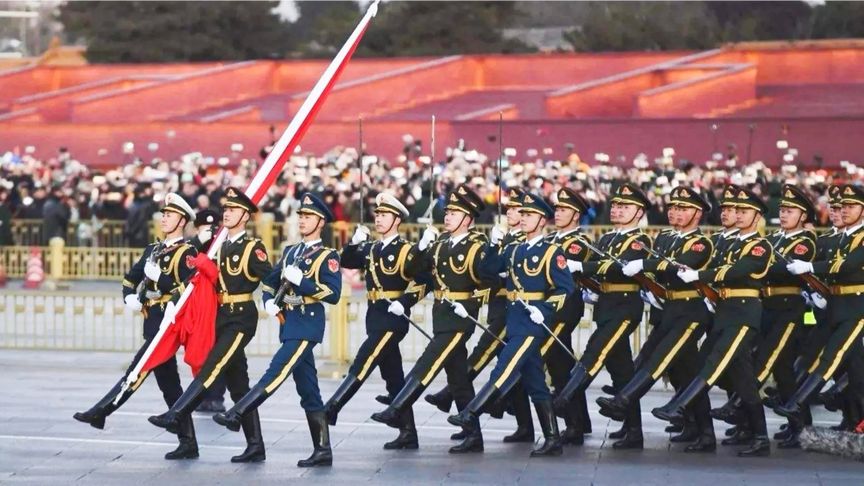 2020年11月1日6点43分,北京天安门广场升旗仪式,太震撼了!