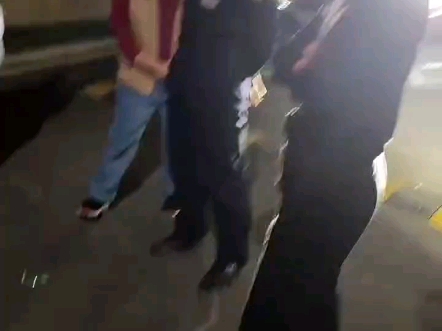 物业在小区实行宵禁,业主半夜出小区被全副武装保安拿下。