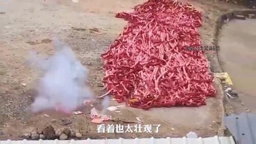 鞭炮燃放现场震撼!巨型鞭炮堆点燃瞬间,场面太壮观了!
